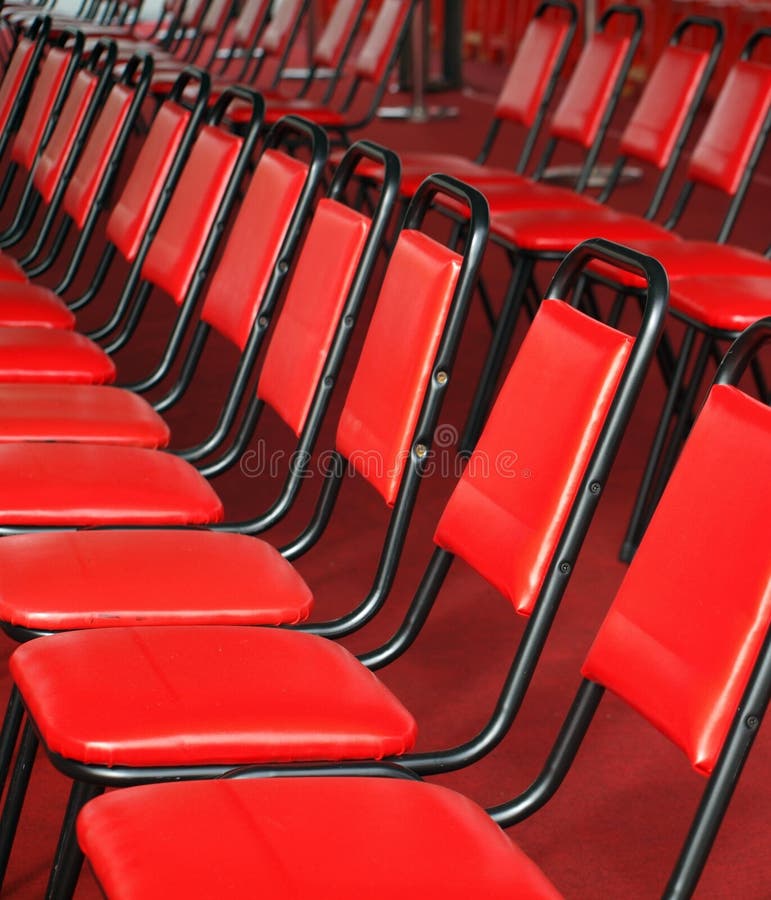 Rode Stoelen in Rijen stock afbeelding. Image of neiging - 19767793