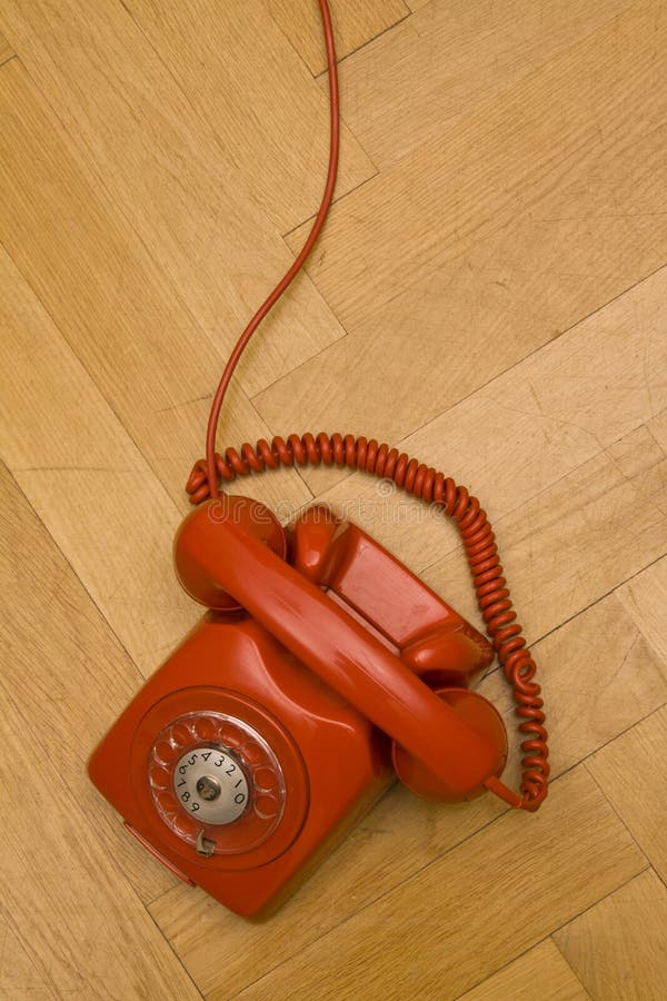 Rode telefoon stock afbeelding. Image of nostalgie, wijzerplaat - 7032951