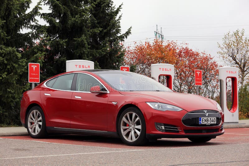Rode Tesla Model S Elektrische Auto Opladen Redactionele Stock Foto ...