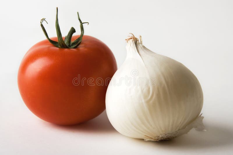 Rode tomaat en witte ui stock afbeelding. Image of markt - 5379173