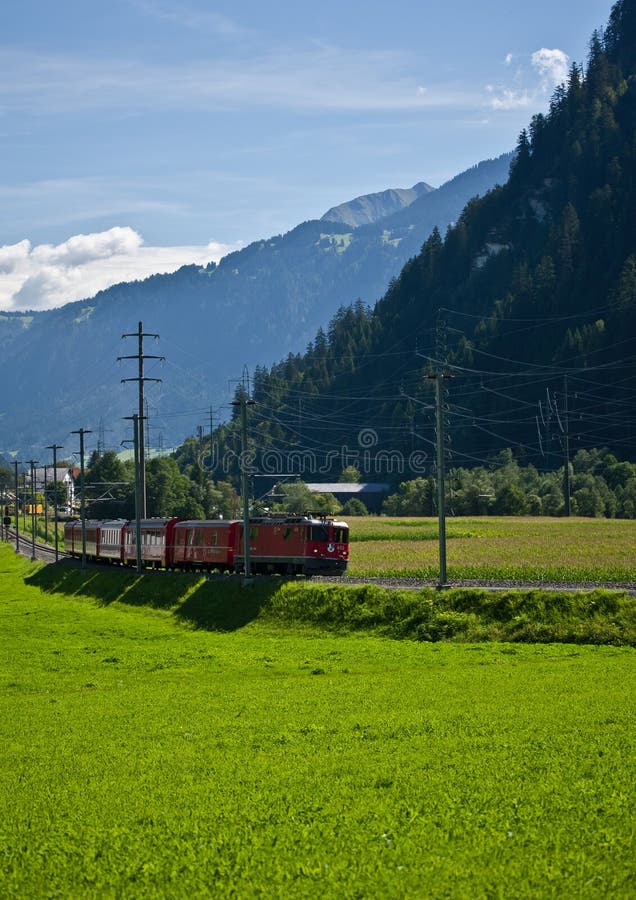 Rode trein in alpen stock foto. Image of alpien, alpen - 19522056