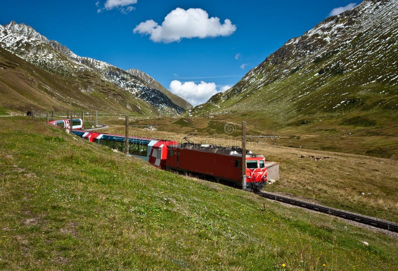 Rode trein in alpen stock afbeelding. Image of vervoer - 19522189