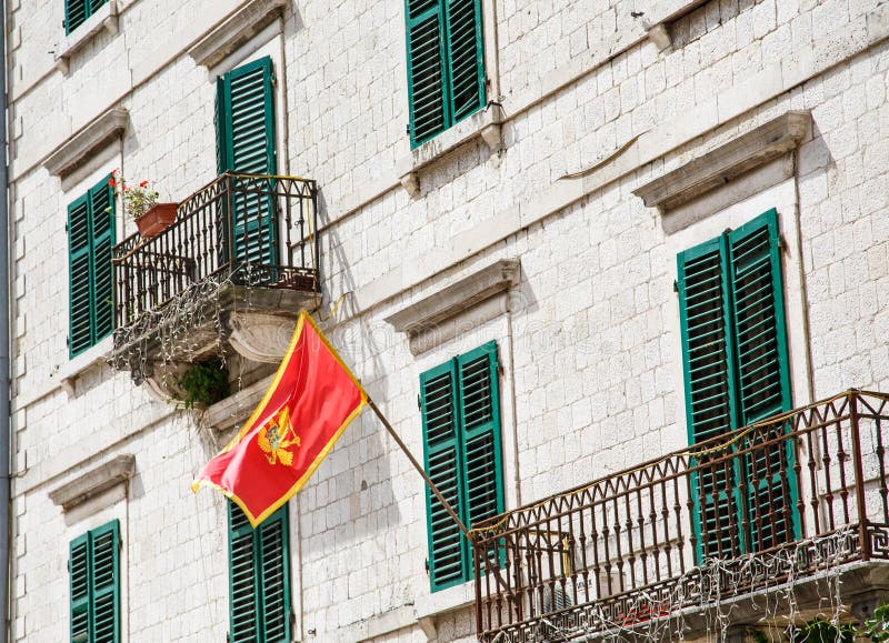 Rode Vlag En Groene Blinden Stock Afbeelding - Image of gebouw, vlag ...