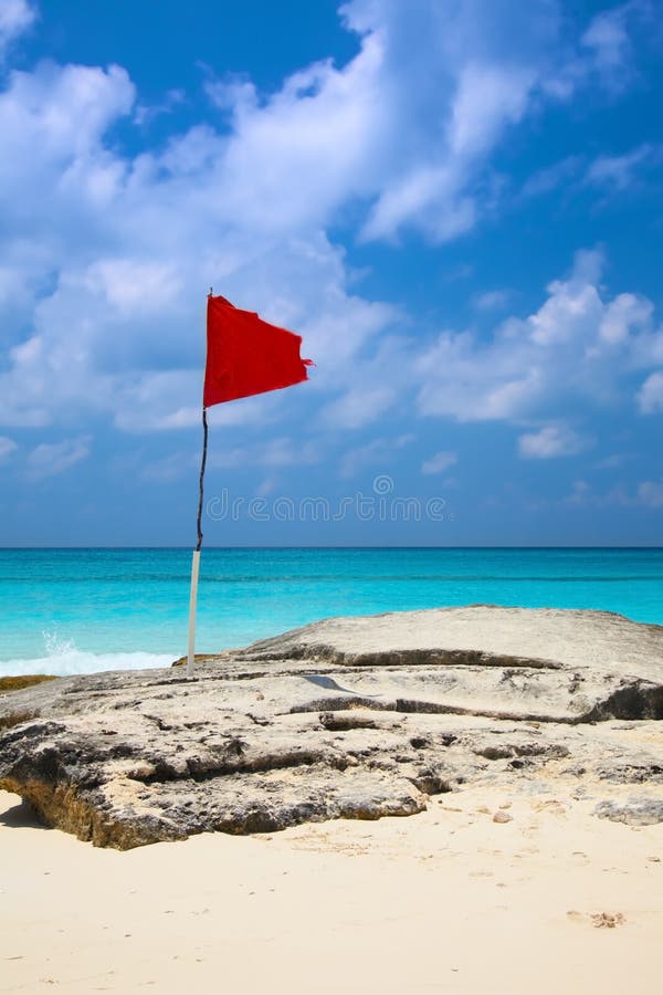 Rode vlag op het strand stock foto. Image of blauw, veiligheid - 11435470