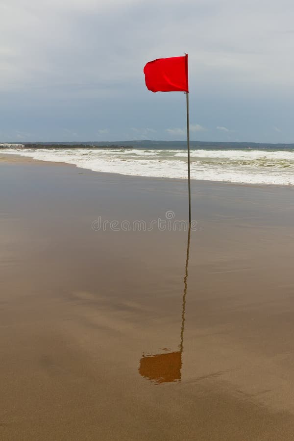 Rode vlag op het strand stock afbeelding. Image of aandacht - 23909881