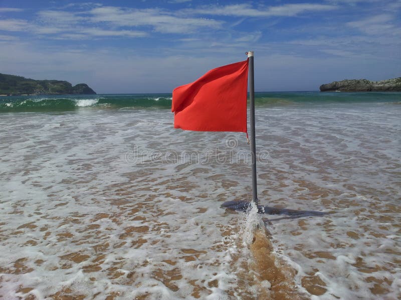 Rode vlag op het strand stock afbeelding. Image of golf - 42355723