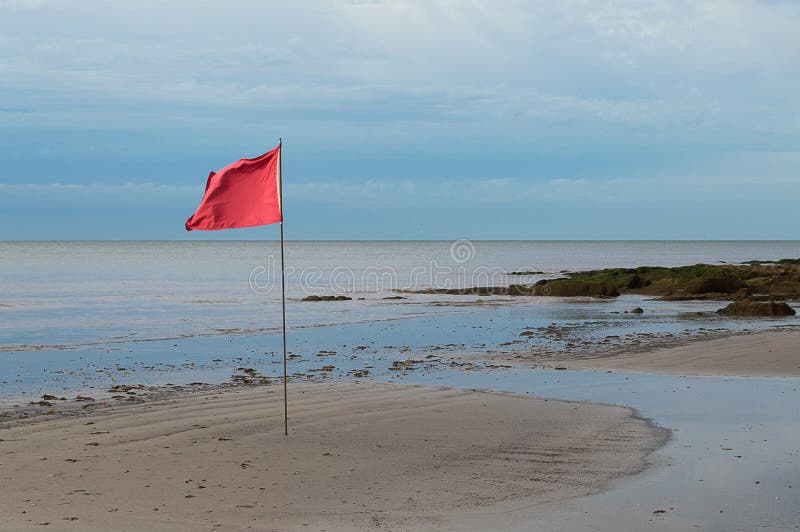 Rode vlag op het strand stock foto. Image of rotsen, beeld - 85246934