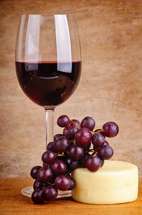 Rode wijn, druiven en kaas stock afbeelding. Image of drank - 17684761