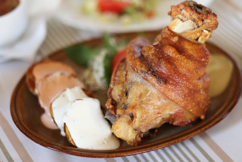 Rodilla Cocida Al Horno Del Cerdo Foto de archivo - Imagen de placa ...