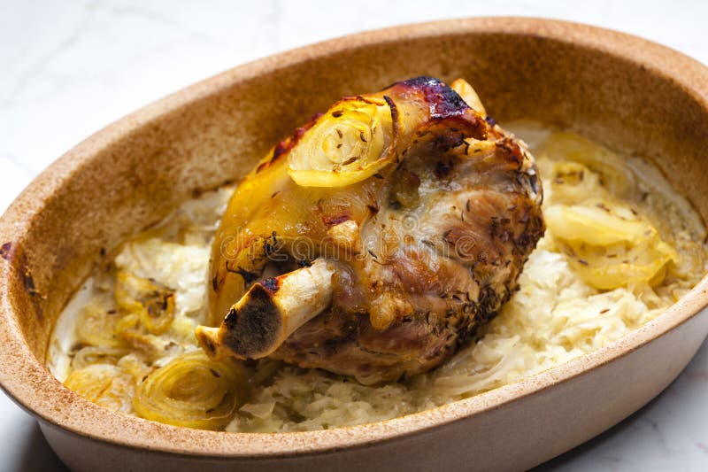 Rodilla De Cerdo Cocida Con Cebolla Foto de archivo - Imagen de hueso ...