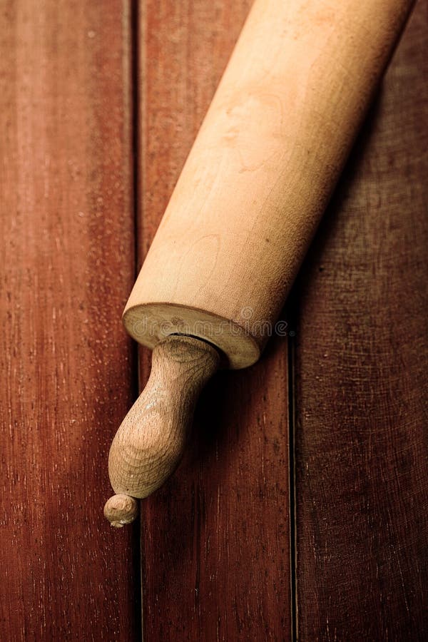 Rodillo De Madera En Una Tabla De Cocina Imagen de archivo - Imagen de ...