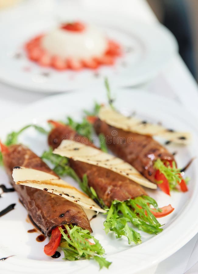 Rodillos de carne foto de archivo. Imagen de sabroso - 25127650