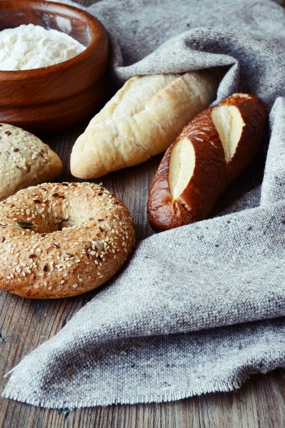 Rodzaje chleb obraz stock. Obraz złożonej z ziarna, pieczenie - 66900425
