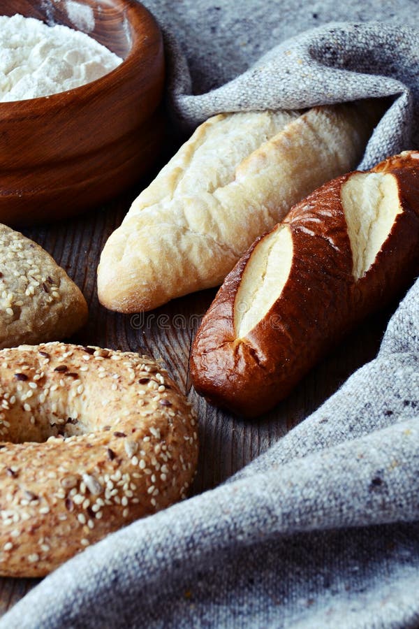 Rodzaje chleb obraz stock. Obraz złożonej z ziarna, pieczenie - 66900425