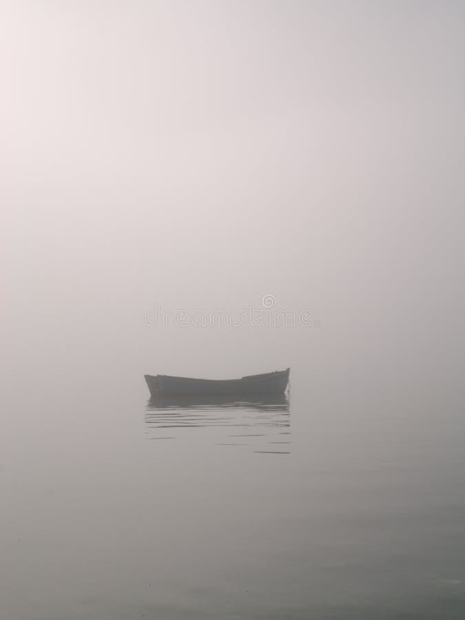 Roeiboot in de mist stock foto. Image of water, zicht - 3326512