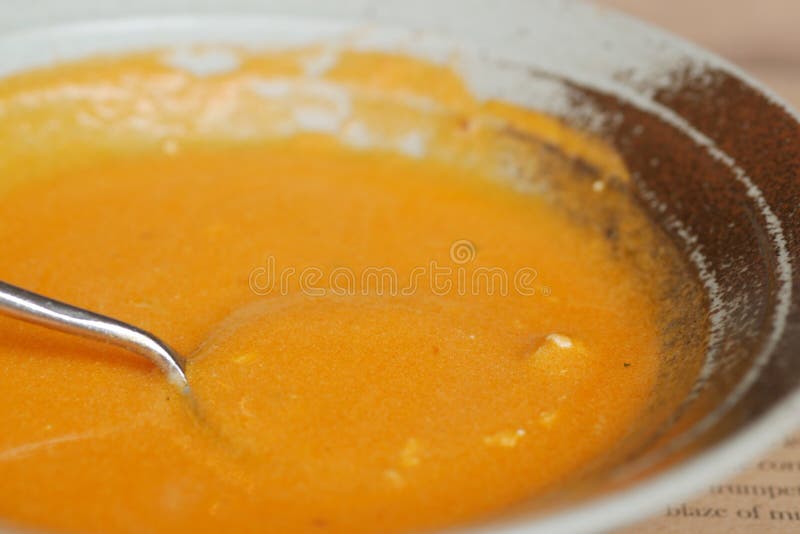 Roeren Van Een Kom Gele Groentesoep Stock Afbeelding - Image of soep ...