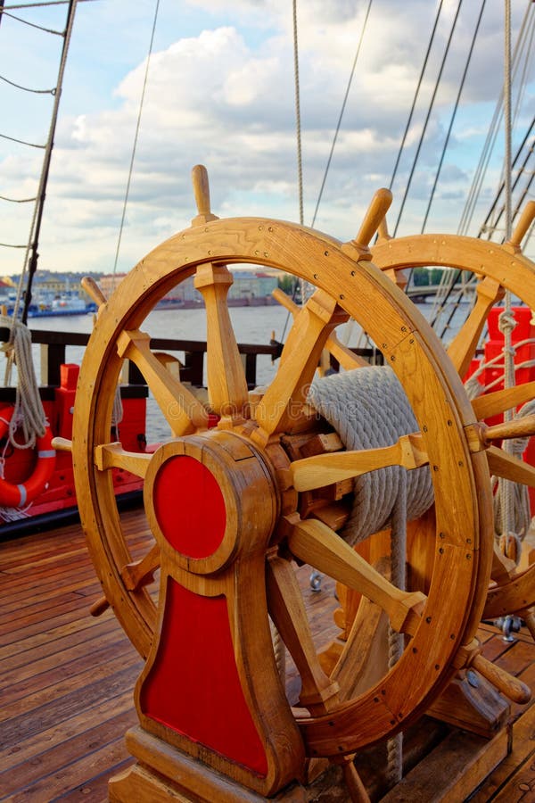 De Mening Van Het Roer En Van Het Dek Over Een Zeilboot Stock ... De Mening Van Het Roer En Van Het Dek Over Een Zeilboot Stock ...
