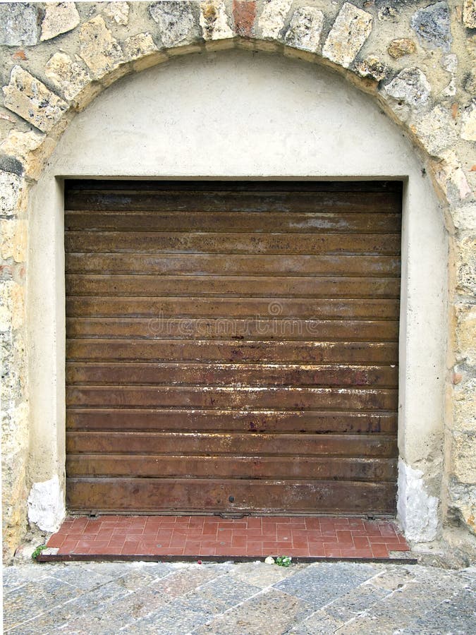 Roestig Gesloten Het Rollen Valhek Van Winkel Stock Foto - Image of ...
