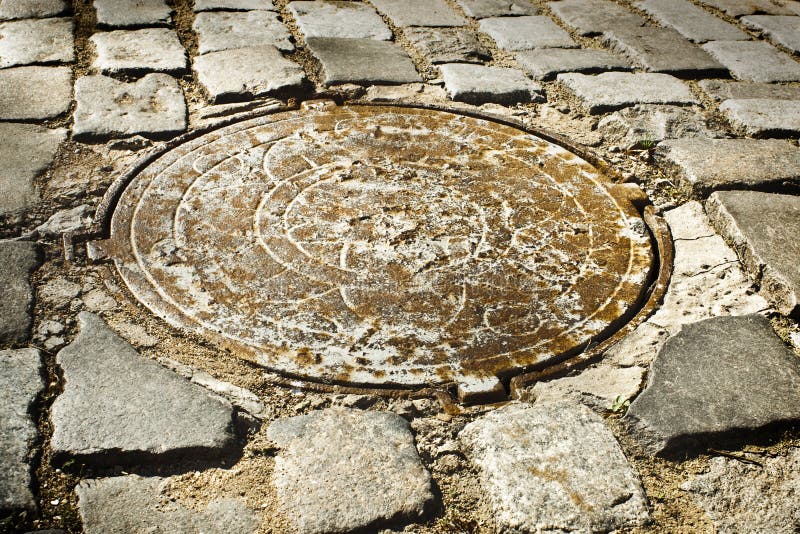 Roestige riolering goed stock foto. Image of vroeg, broedsel - 14624978