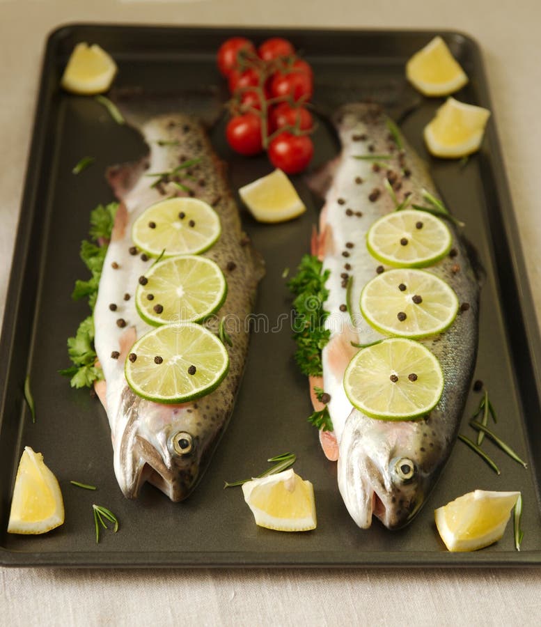 Rohe Fische. Gesunde Abendessenvorbereitung. Stockfoto - Bild von ...