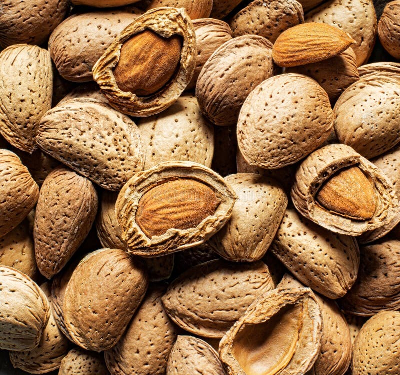 Rohe Mandeln mit Oberteil stockfoto. Bild von vegan, frucht - 64869248