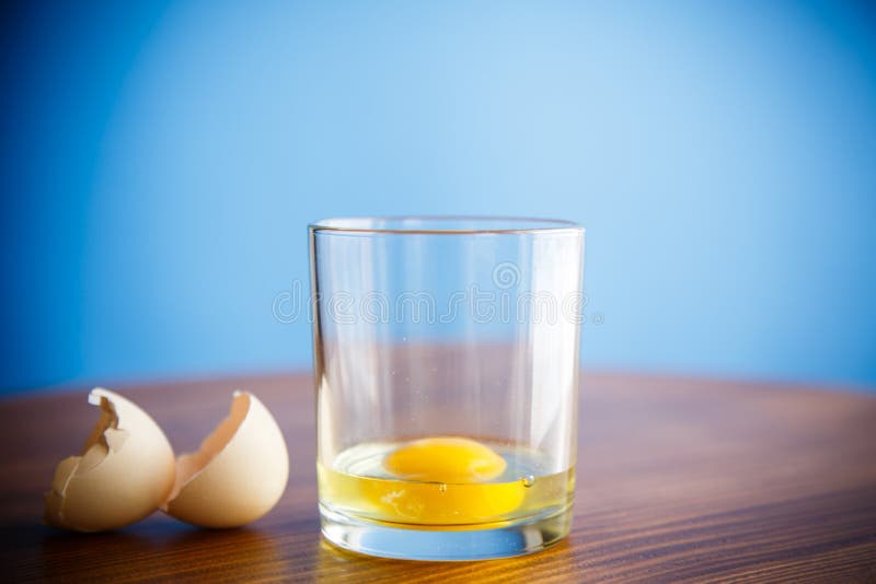Rohes Ei in einem Glas stockbild. Bild von stlich, cuisine - 115932795