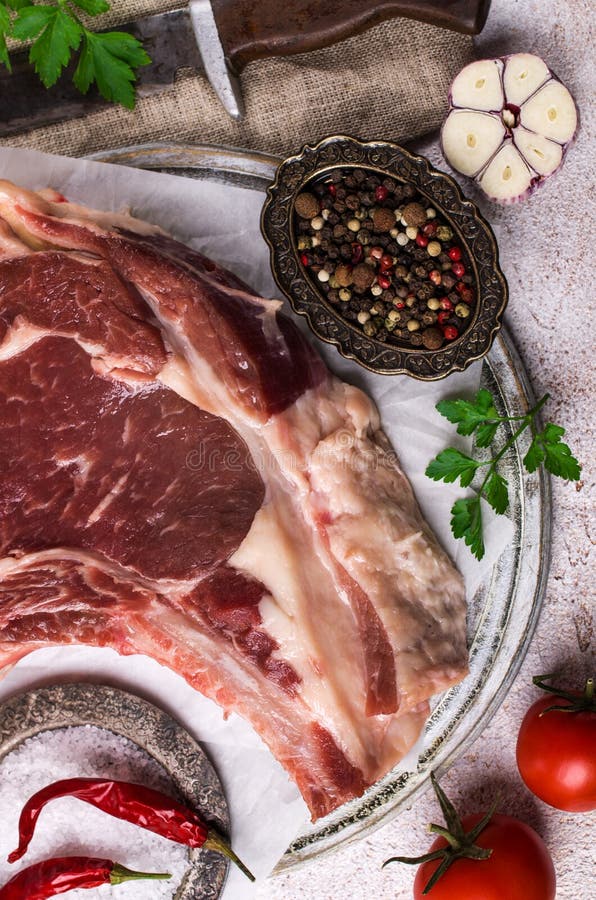Rohes Fleisch Mit Den Knochen Stockfoto - Bild von gekühlt, fett: 124856472