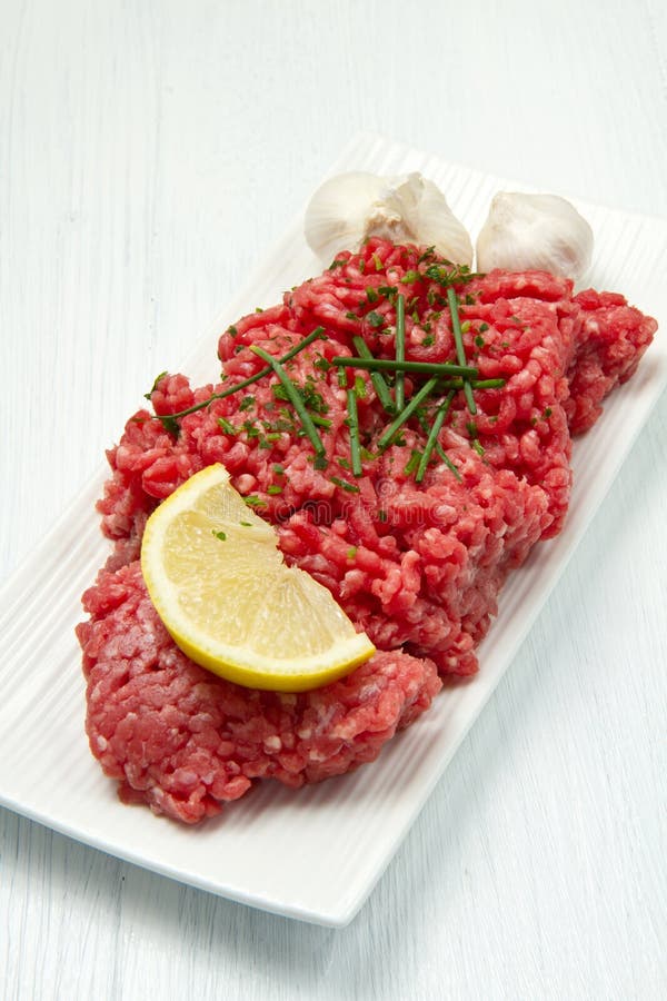 Rohes gehacktes Fleisch stockfoto. Bild von blutig, teller - 21269442