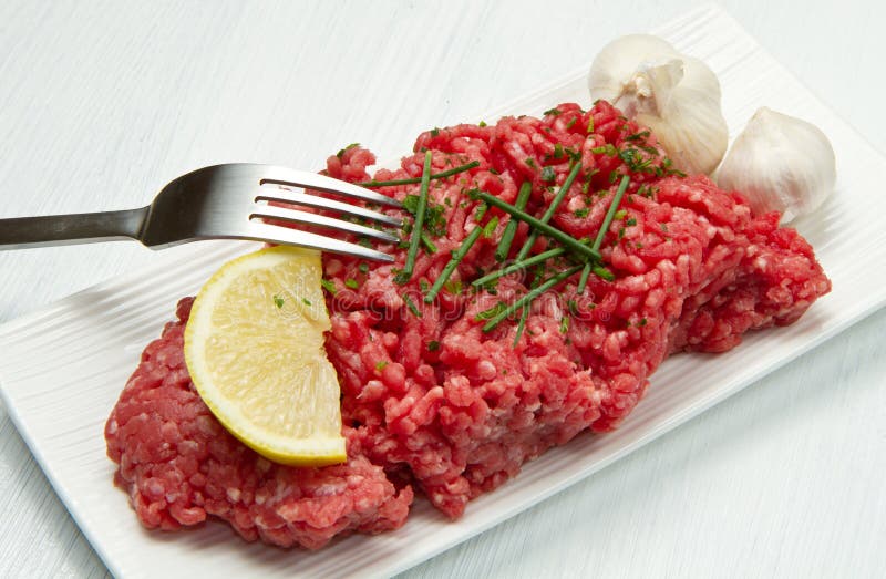 Rohes gehacktes Fleisch stockfoto. Bild von nahrung, weiß - 21269442
