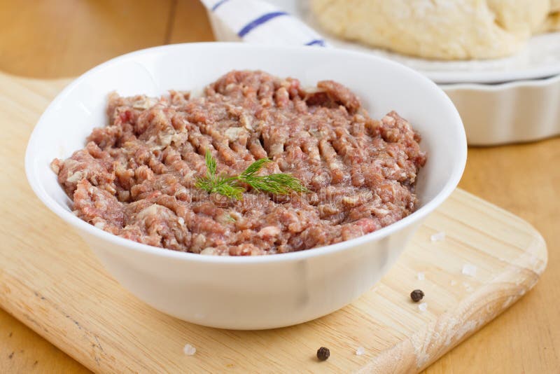 Rohes gehacktes Fleisch stockbild. Bild von mahlzeit - 22990769