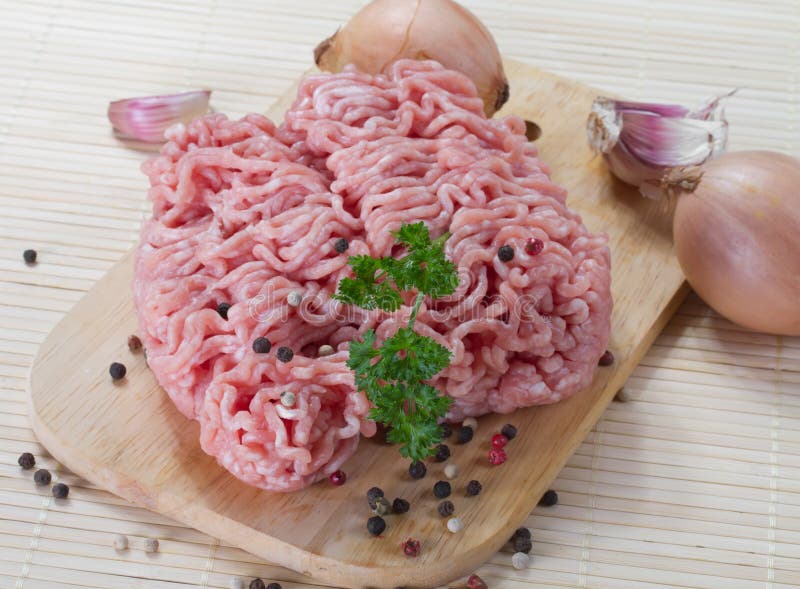 Rohes gehacktes Fleisch stockfoto. Bild von tier, frisch - 3959312