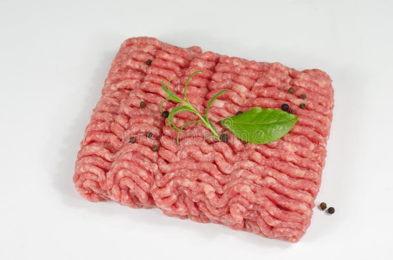 Rohes gehacktes Fleisch stockbild. Bild von frische, gewürz - 66883645