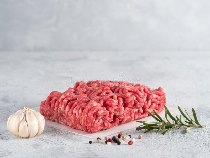 Rohes Gehacktes Rindfleisch Auf Hellgrauem Zementhintergrund Stockfoto ...
