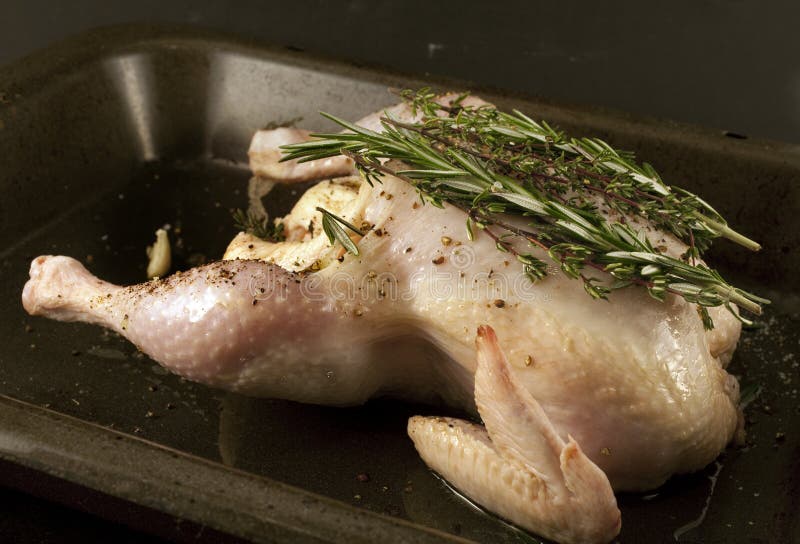 All Rohes Freilandhuhn Auf Schwarzen Holz Hintergrund Stockfoto - Bild ...