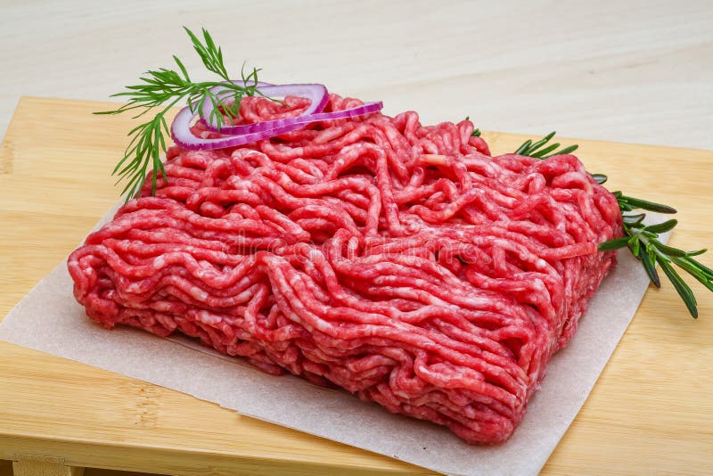 Rohes Hackfleisch Auf Hellem Grauen Zementhintergrund Stockbild - Bild ...