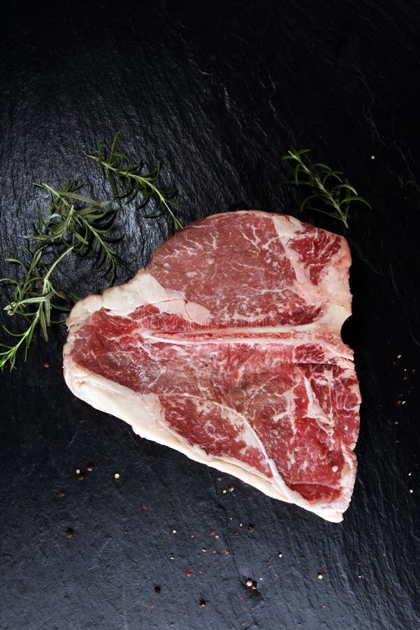 Rohtebone-Steak Auf Steinbrett Stockbild - Bild von braten, rindfleisch ...