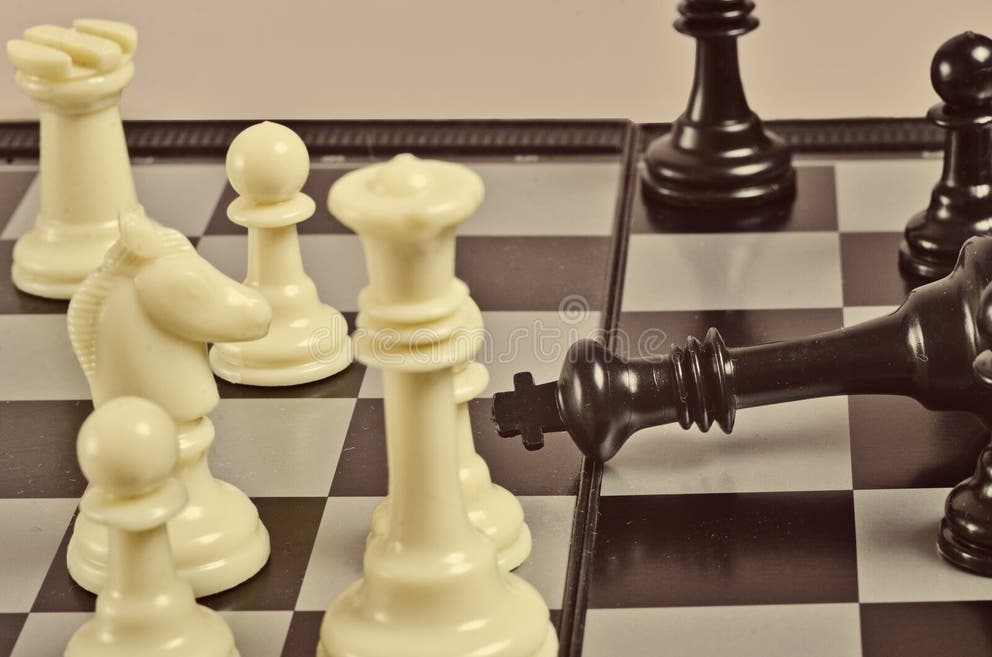 Roi noir défait photo stock. Image du contrôle, chiffre - 84870460