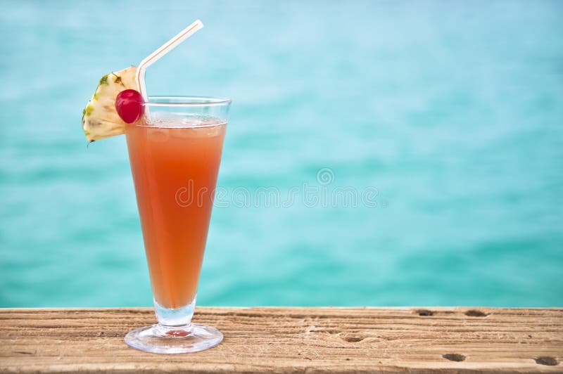 Rojo - Bebida Anaranjada Por El Mar De La Turquesa Foto de archivo ...