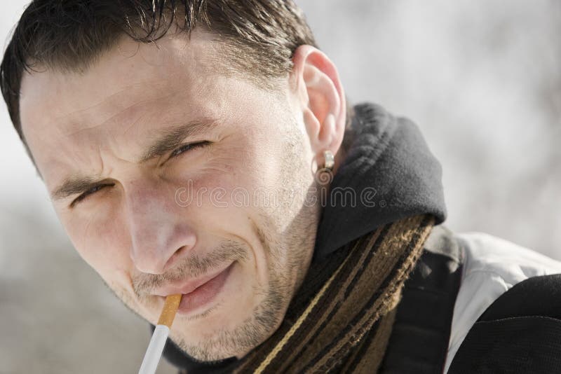 Rokende mens stock foto. Image of geneesmiddel, modern - 26332748