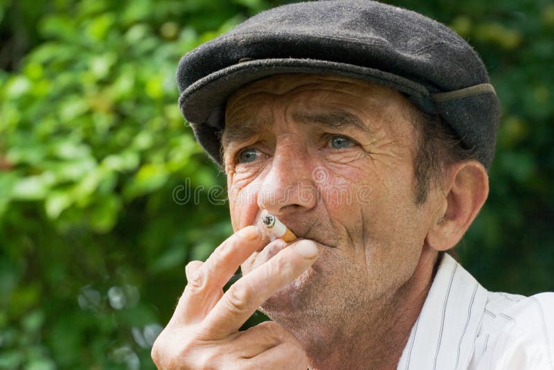 Oud man die rookt stock afbeelding. Image of pensionering - 10181283