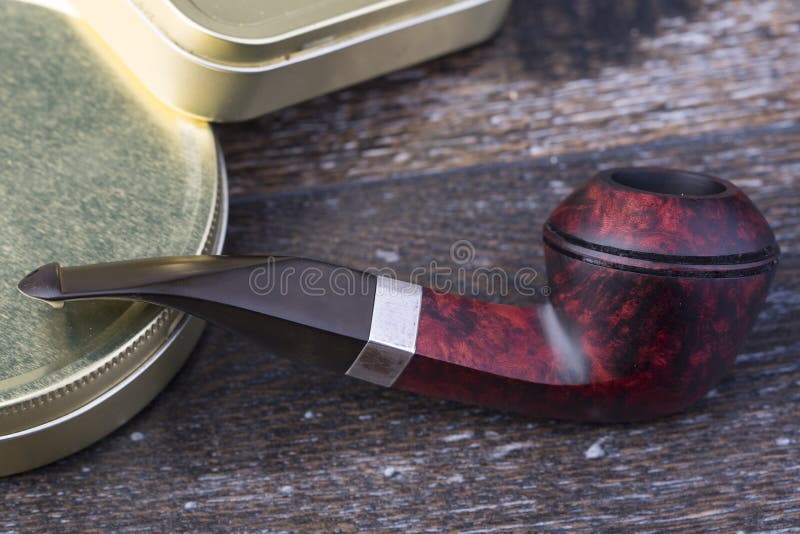 Rokende pijp en tabak stock foto. Image of zwart, bruin - 65963510