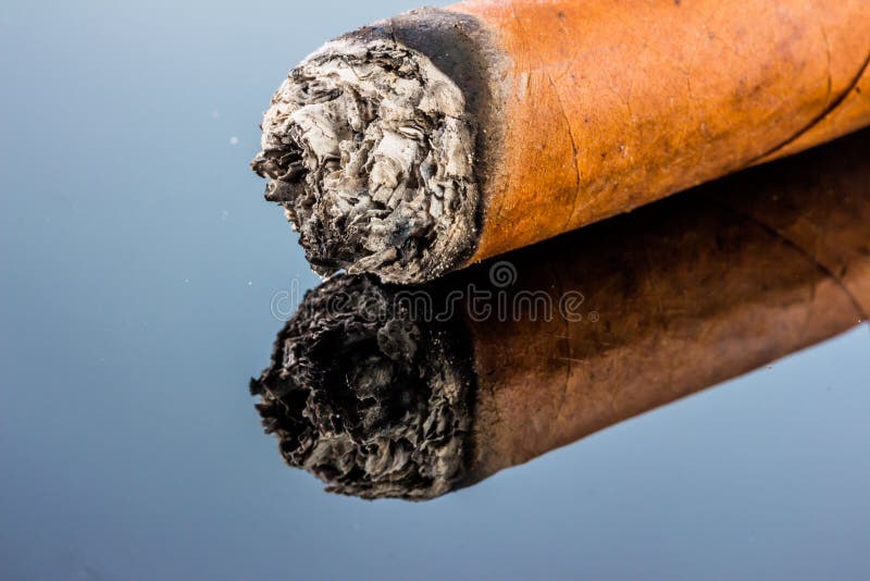 De Rokende Sigaar Van De Mens Stock Afbeelding - Image of donker ...