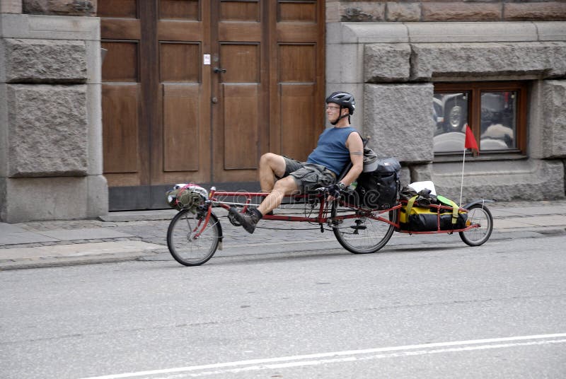 KVINNLIG SOM CYKLAR I REGN redaktionell bild. Bild av väder - 43015986