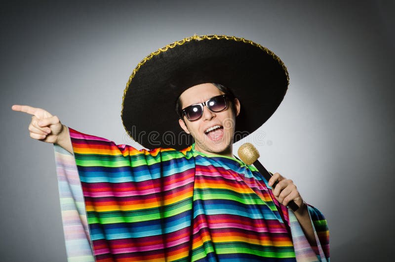 Roligt Mexikanskt Sjunga I Karaoke Arkivfoto - Bild av latinamerikan ...