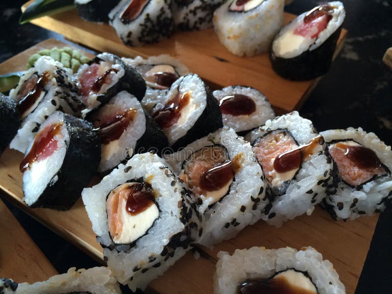 Suszi, Sashimi, Rolki Na Tacach I Zimno Przekąski, Zdjęcie Stock ...