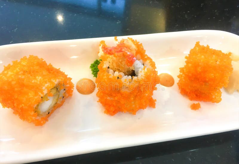 Suszi Rolka Z łososiami I Krewetkowym Tempura Imbirowy Wasabi Kuchnia ...