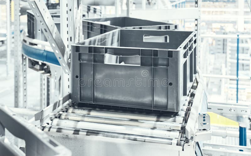 Roller Conveyor System with Plastic Containers, Selective Front Focus ...