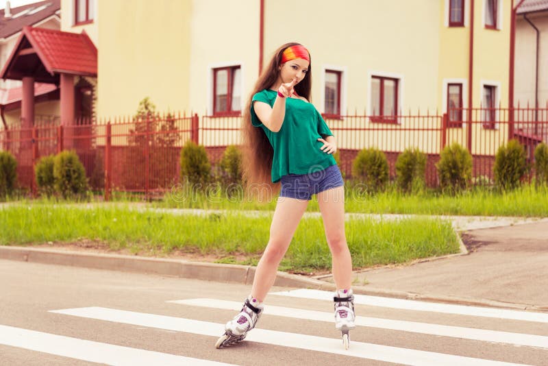 Roller De Fille Dans La Ville De Rue Photo stock - Image du patineur ...