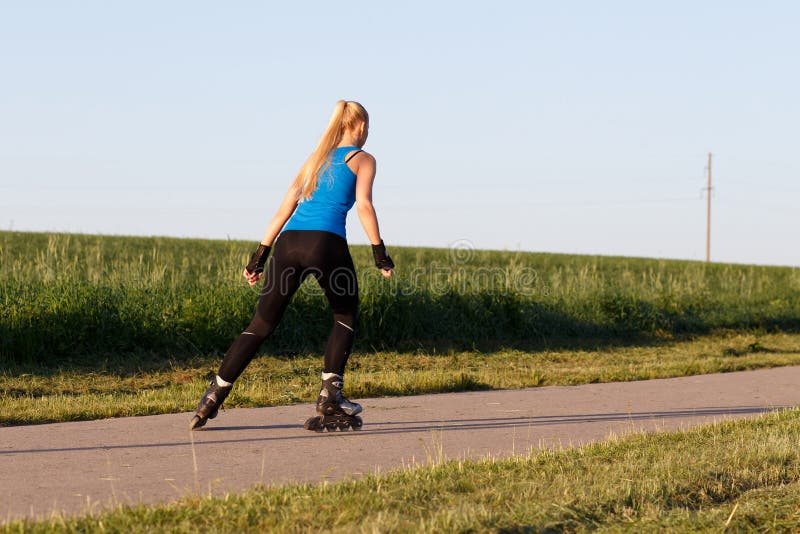 Roller de femme photo stock. Image du sport, patin, aptitude - 41640340