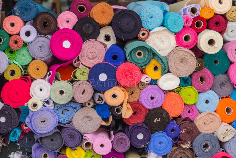 Rollos De Seda De La Tela Colorida En Industria De La Tienda De La ...